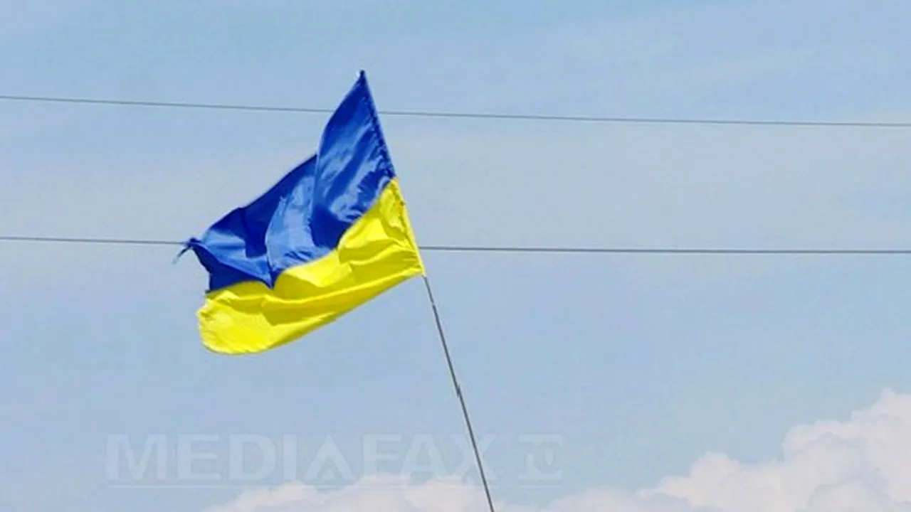 Drapel ucrainean, arborat pe o clădire emblematică din epoca stalinistă ...