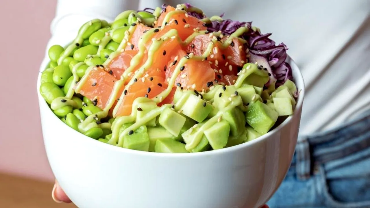 Poke bowl, preparatul la modă care înlocuieşte sandvişul obişnuit. Este ...