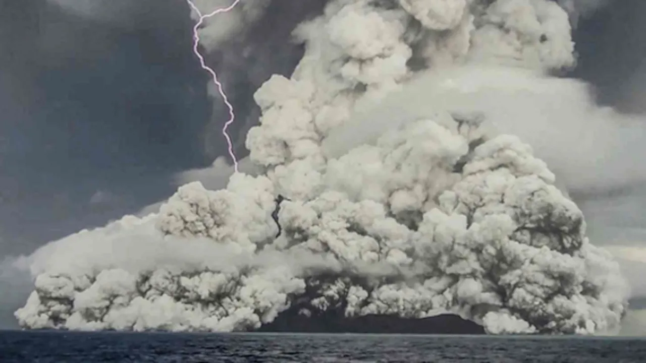 Puterea erupţii vulcanice din Tonga, mai mare decât aproape orice ...