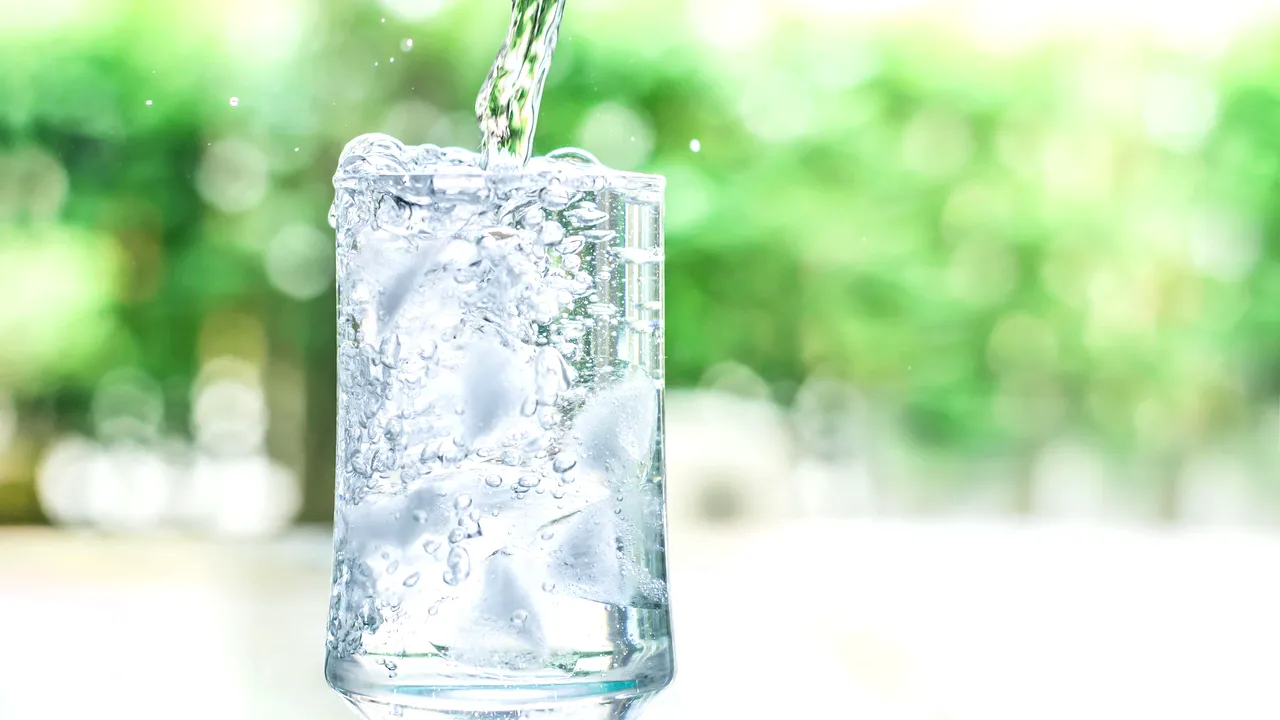 Apa minerală cu aur şi argint din România, singura de 3 stele de la noi ...